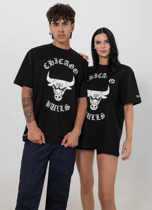 New Era Nba Chicago Bulls Gothic Script Oversized Tee in Black | Red Rat